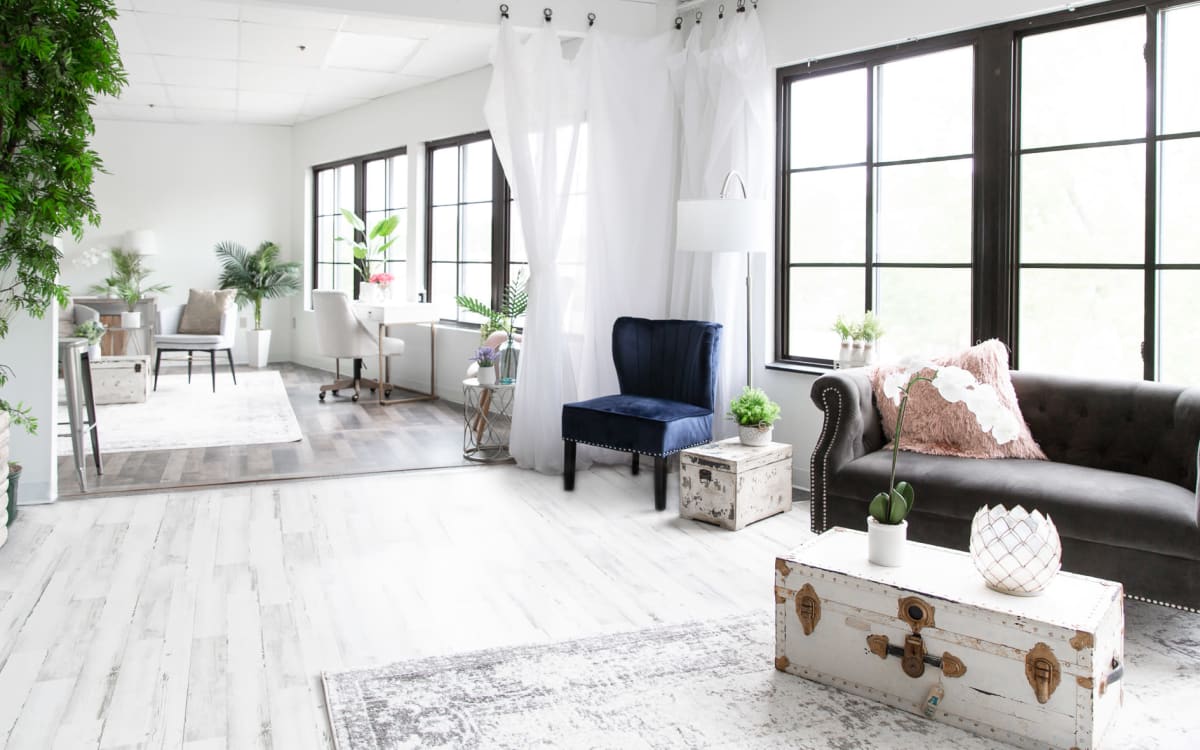 Bright Studio with Tons of Furniture & Props | H&MU Room | Lobby ...