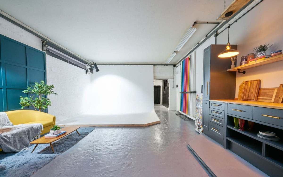 Infinity Cove Studio with Kitchen & Lounge set, High Wycombe ...