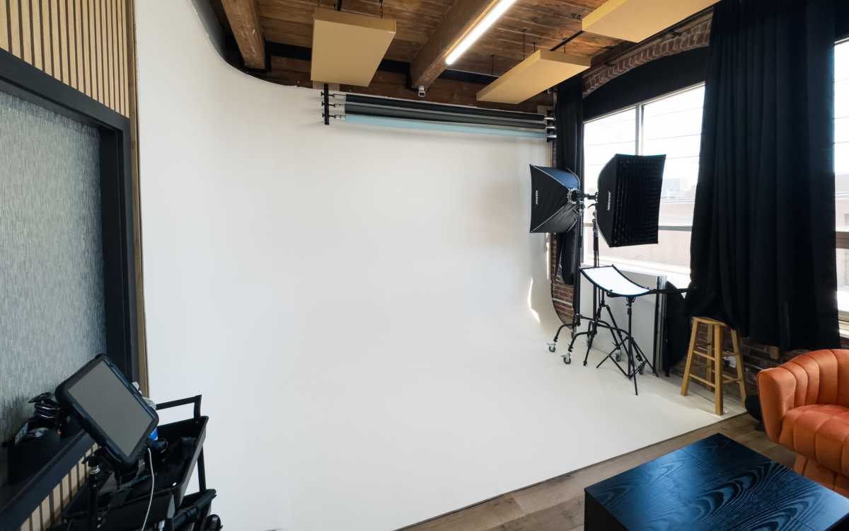 Fully Equipped, Cyclorama Photography & Video Podcast Studio in the ...