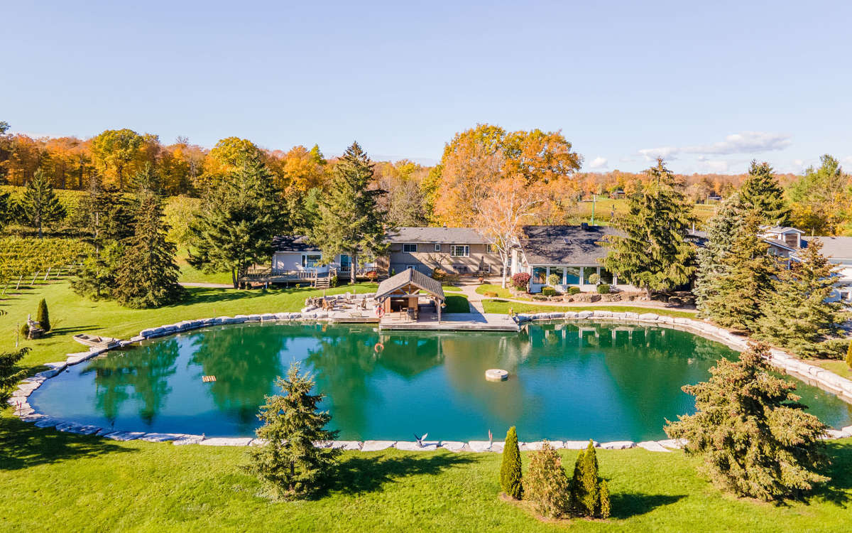 Rustic Modernity at a Vineyard in Niagara's Wine Country, Beamsville ...