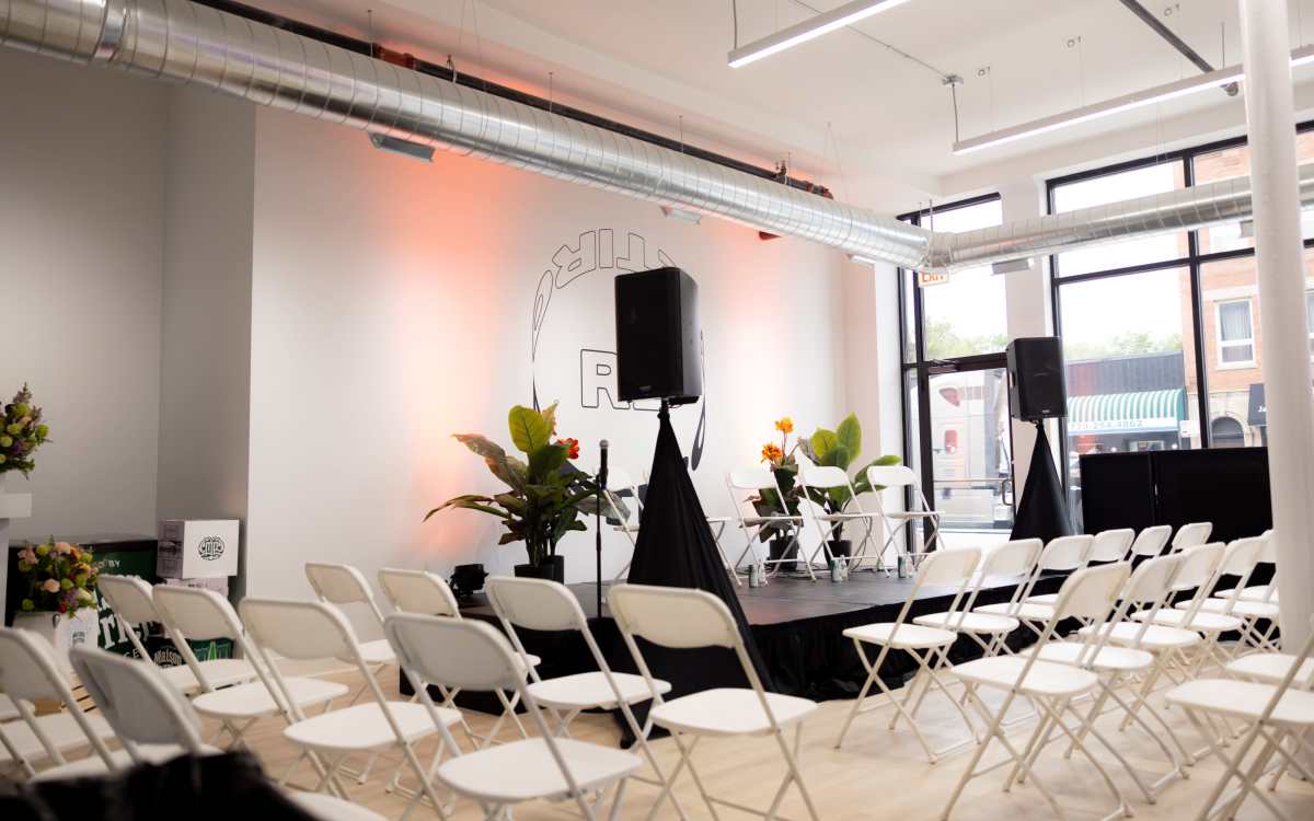 Minimal & Versatile White Wall Gallery Storefront perfect for Art ...