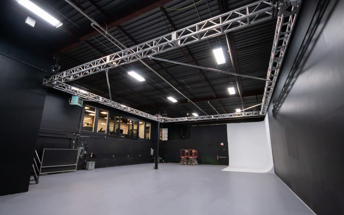 Studio Big Open Warehouse, high ceiling, & drive-in door!, Etobicoke ...