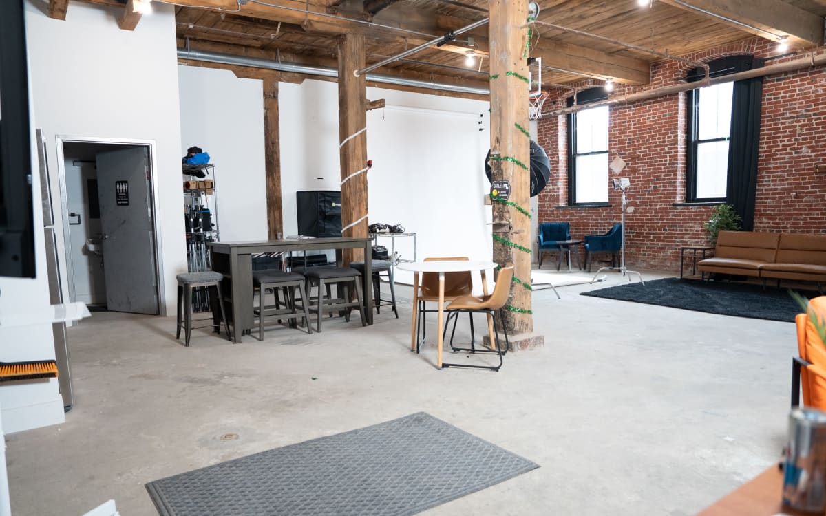 Studio 105! Beautiful large versatile Loft, photo/video/podcast space ...