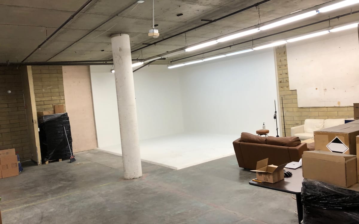 High Ceiling Simple Studio with LED Lighting supported, Los Angeles, CA ...