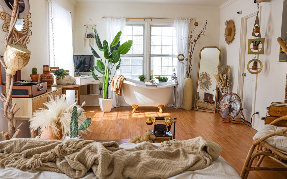 Boho Studio with Clawfoot Bathtub, los Angeles, CA | Production | Peerspace