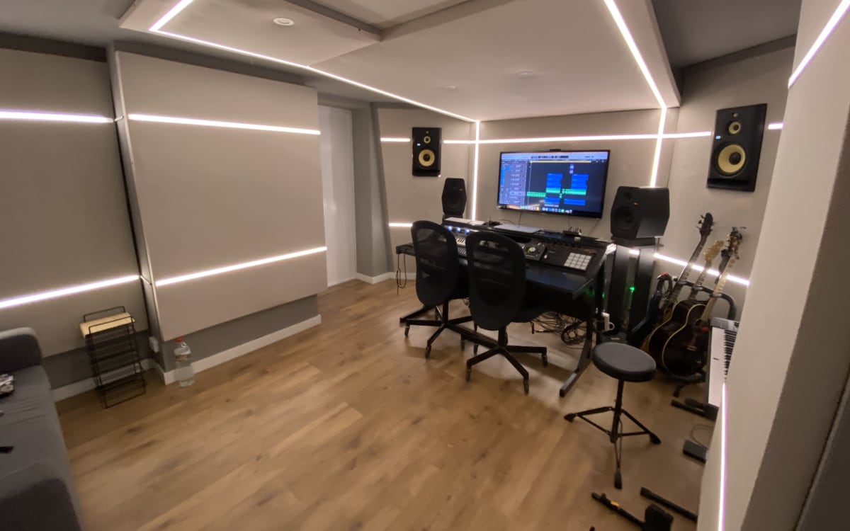 Phoenix Studios Barcelona | Estudio de Grabación con Luces de Neon y ...