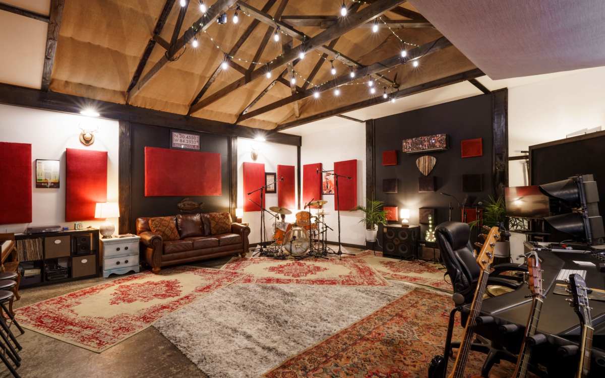 Countryside rustic music studio, Charlotte, TN | Production | Peerspace