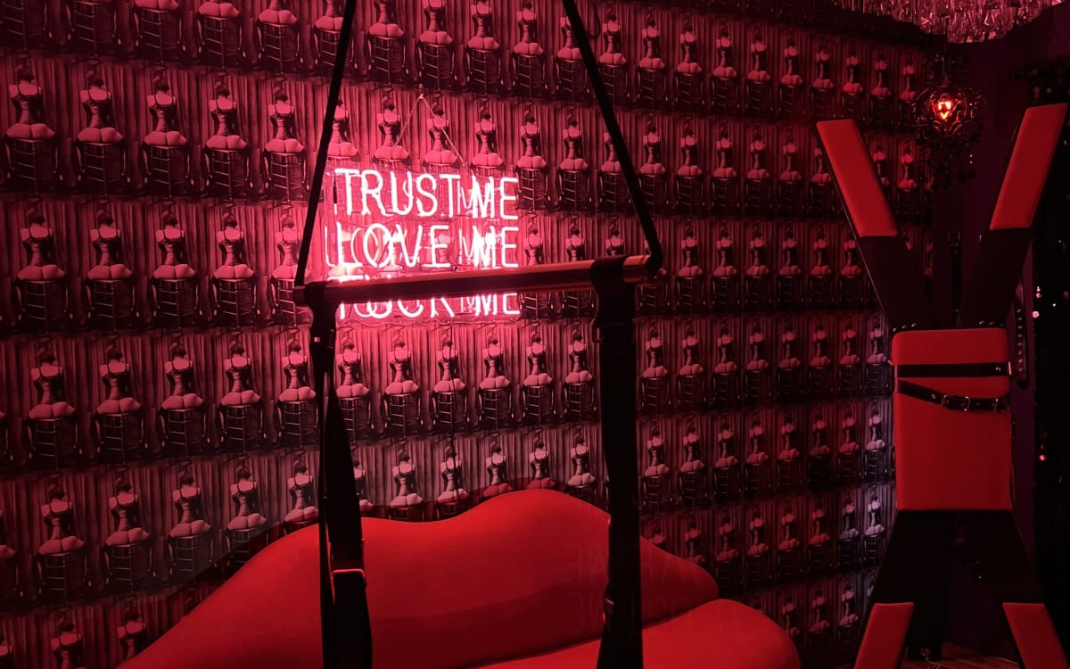 Retro-chic House of Glamour & Vintage Motorcycles and Cars in ...