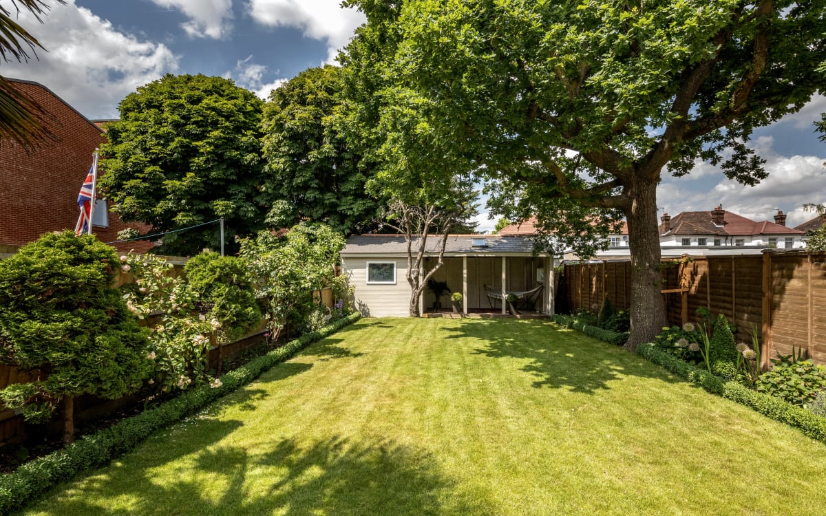 100ft Garden with Large Oak Tree, Summer House & Hammock, london ...
