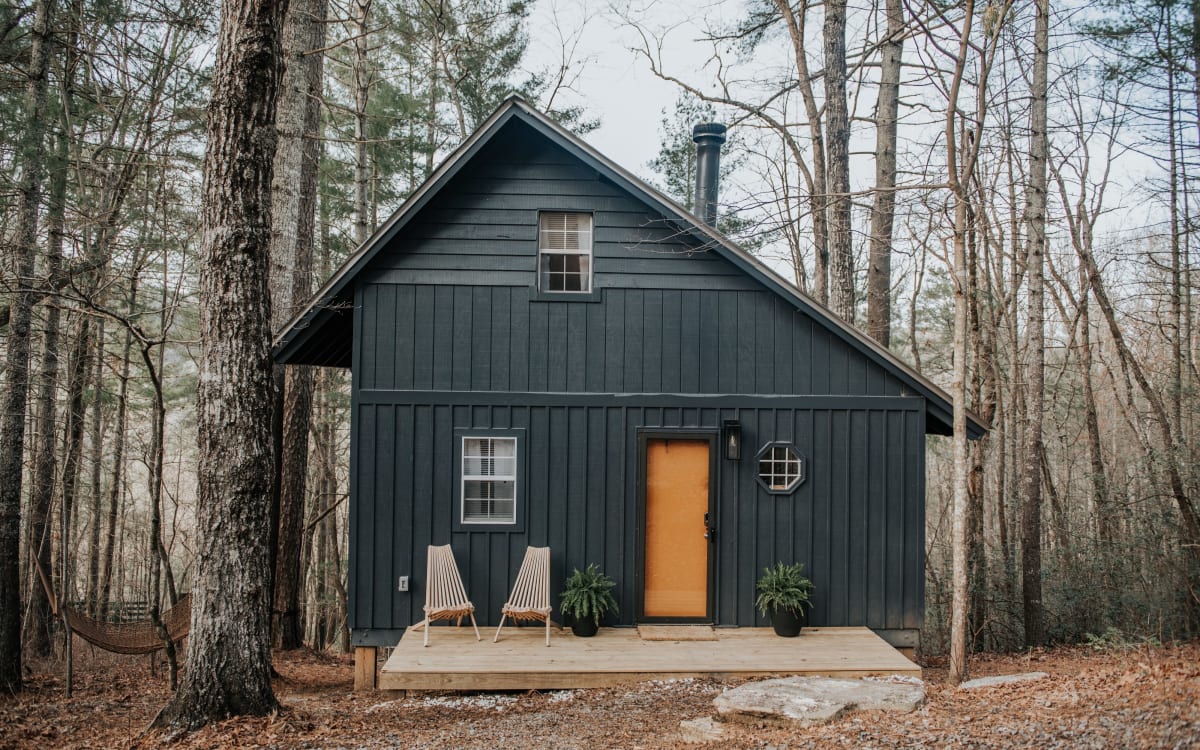 Charming Tin Roof Cabin Close in the North GA Mountains, Tiger, GA ...