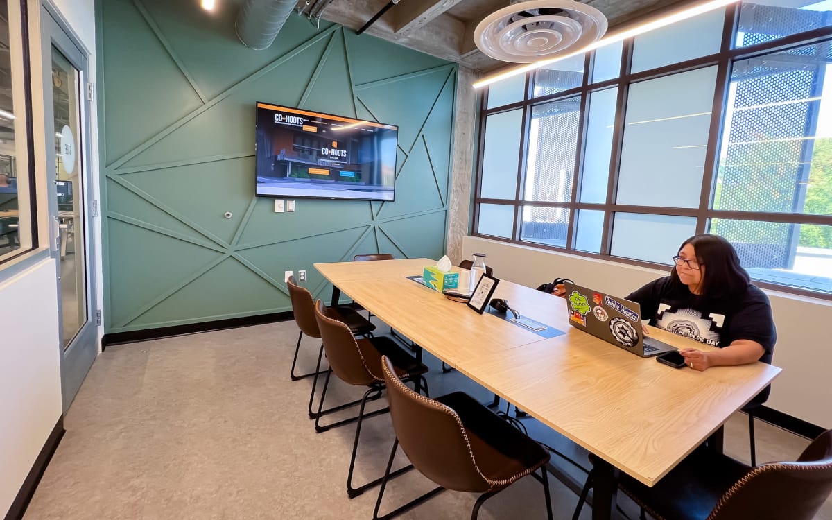 Bright, Energetic Meeting Room designed for Ultimate Productivity, Mesa ...