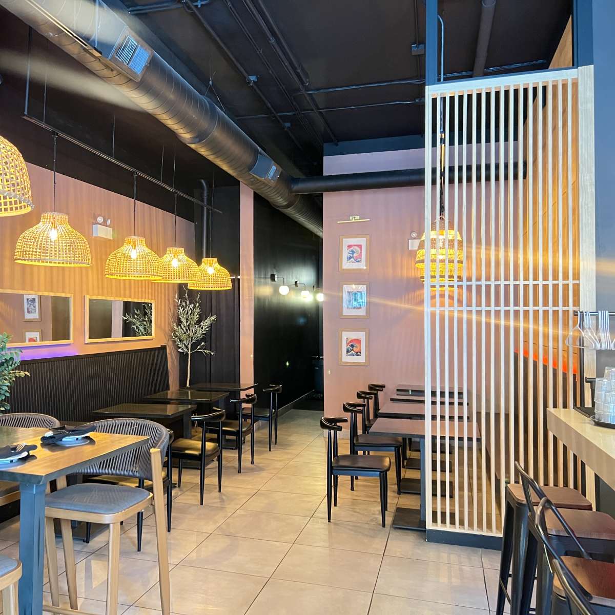 Trendy Bucktown restaurant space with full bar next to Western blueline, Chicago, IL | Off-Site ...