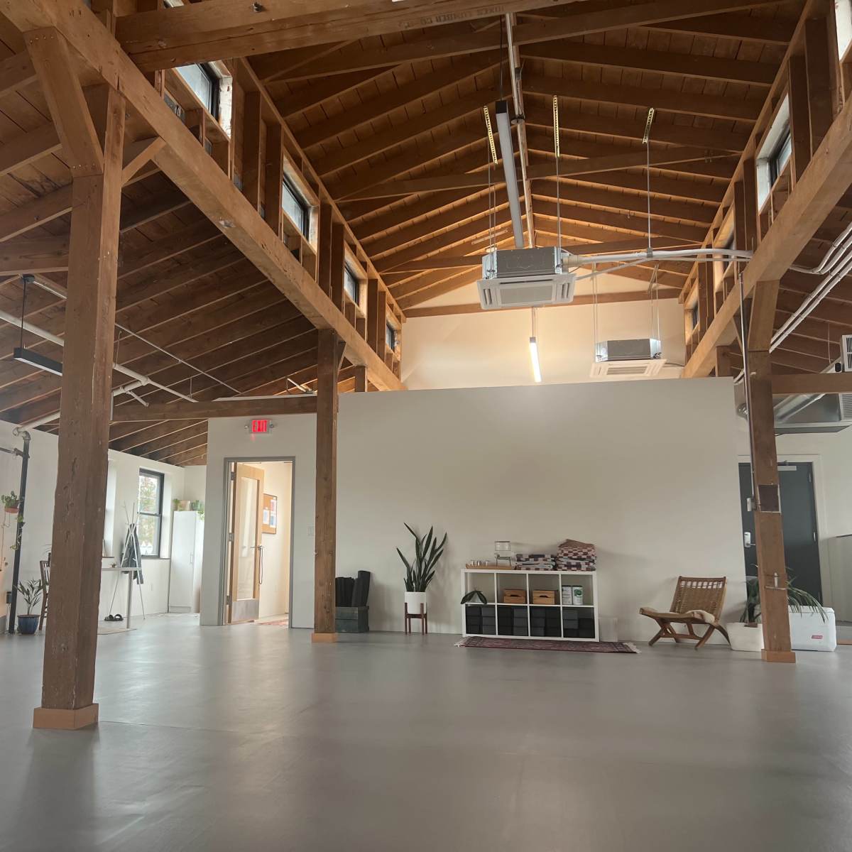 Spacious Inner SE Loft with Vaulted Ceilings, Skyline Views & Rooftop ...