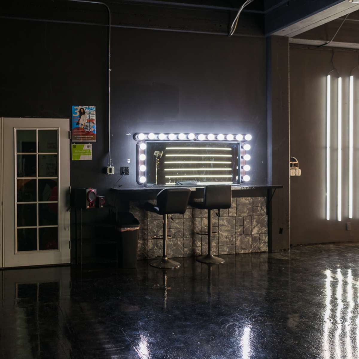 FD Photo Studio Hill | Blackout photo & video studio with RGB Astera ...