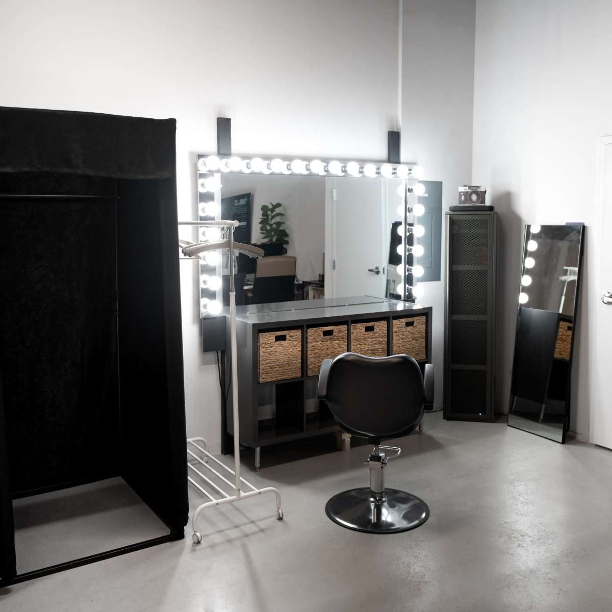Open Layout Studio with 15ft Ceilings - Make Up Station - Lounge Area ...