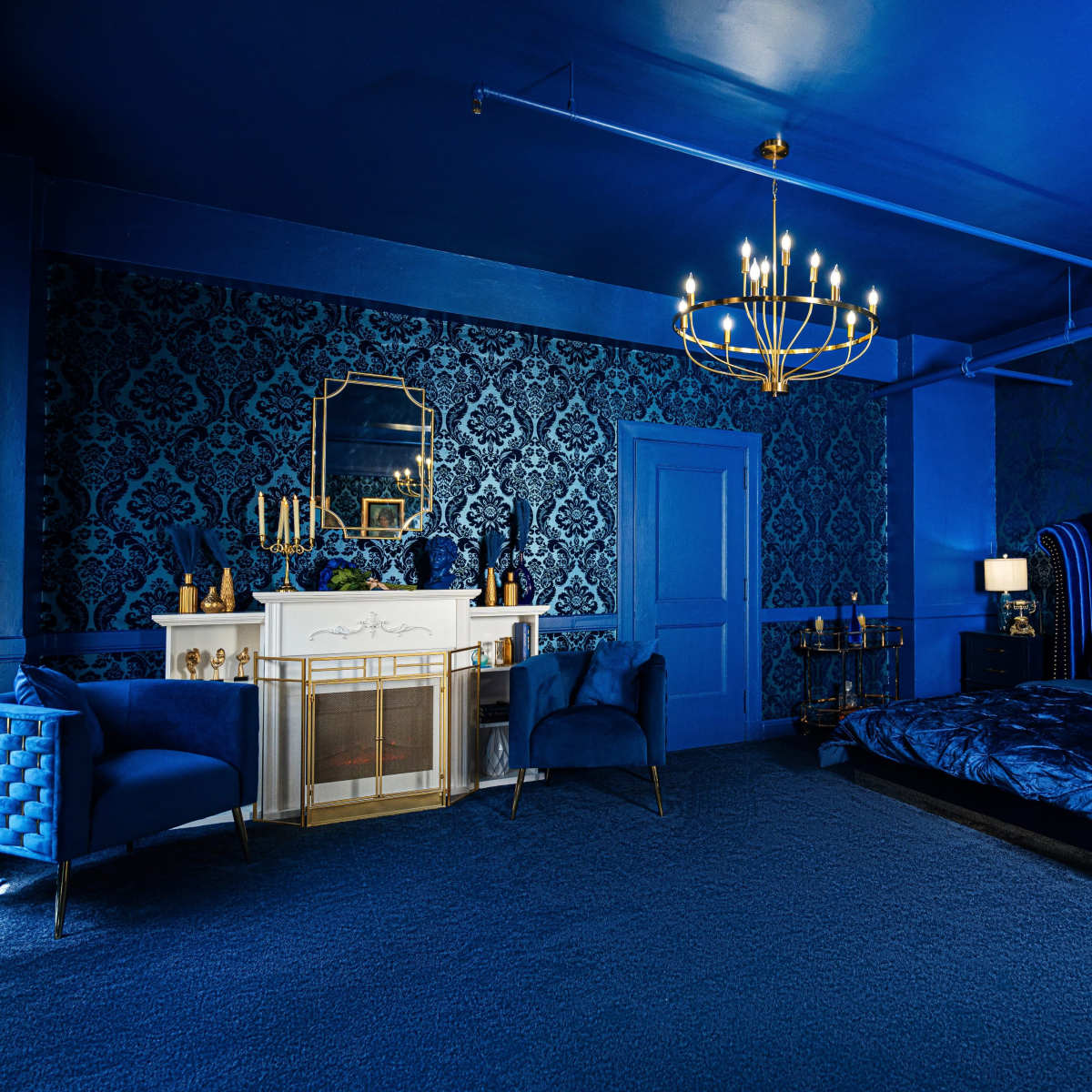 Downtown Royal Blue Luxury Room w/ Bed, Fireplace and Bathtub, Los ...