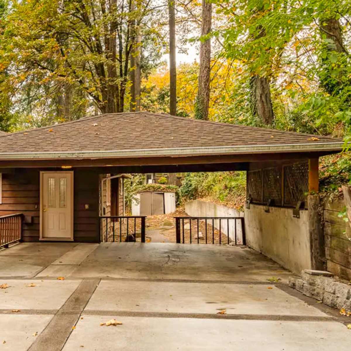 MCM Designer home with big windows near UO, Eugene, OR | Off-Site ...