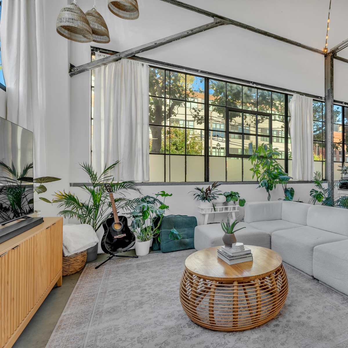 Dogpatch Loft with tons of natural light and thoughtful decor, San ...