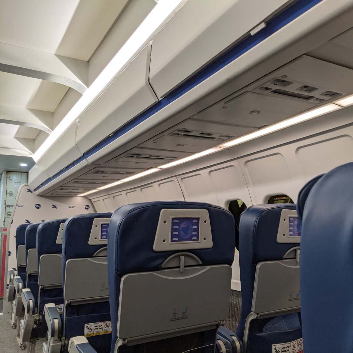 Airplane interior. Large 757 Commercial Airliner available for Filming ...