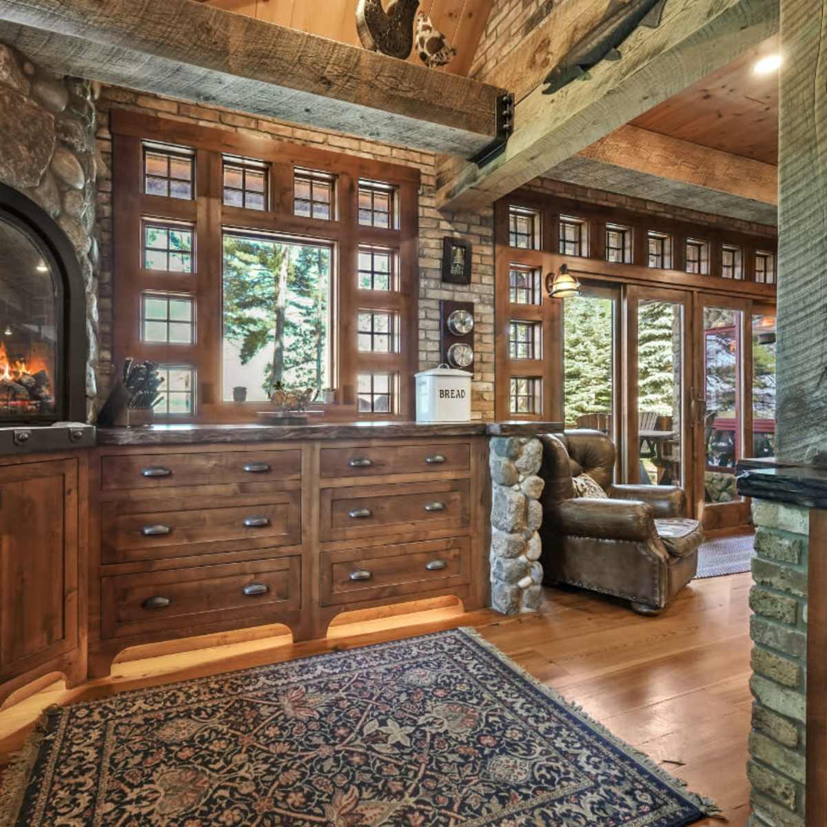 Northern Michigan 5,000 sf Gorgeous Lakefront Lodge on crystal blue ...