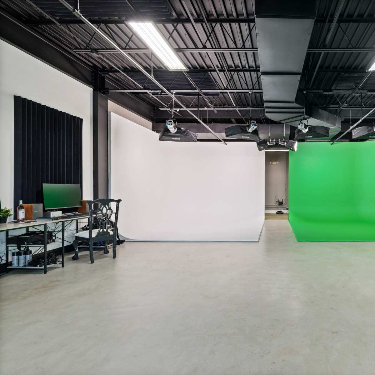 Convenient Studio - Pre-Lit Cyc Walls, Backdrops, Green Screen, Podcast ...