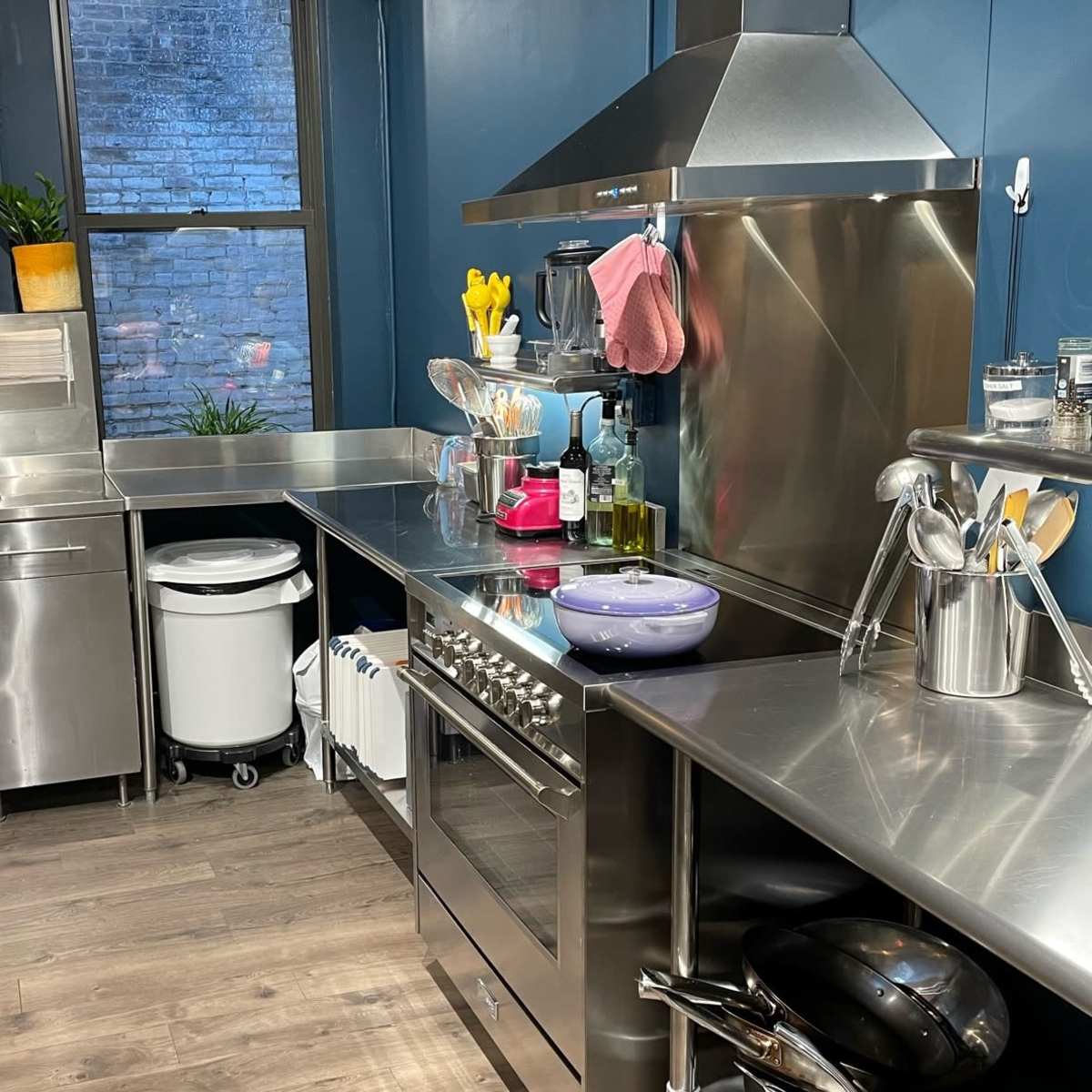 Home Cooking New York | Bright, Modern Loft with Chef's Kitchen ...