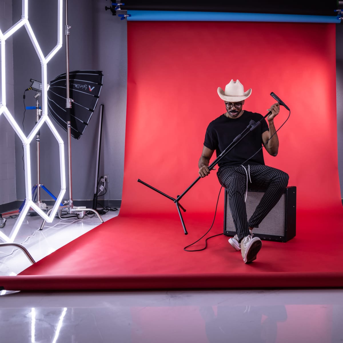 Multi-Functional Photo & Video Studio with backdrops and lighting ...