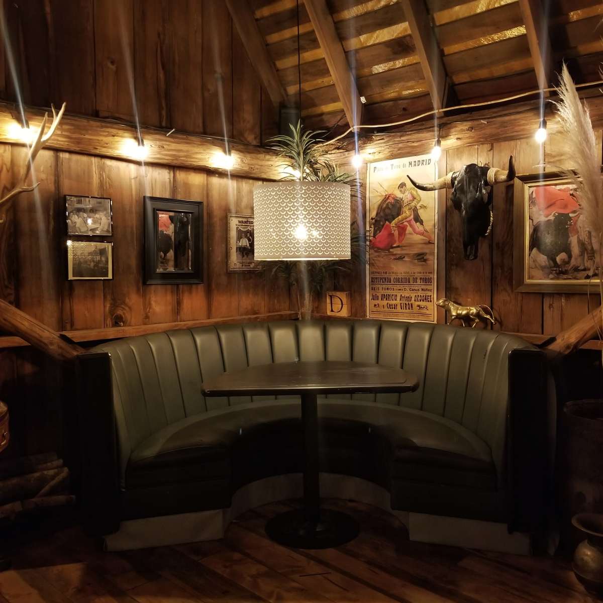 Eclectic and Cozy 1930's barn with Speakeasy Vibe, VANCOUVER, WA | Off ...