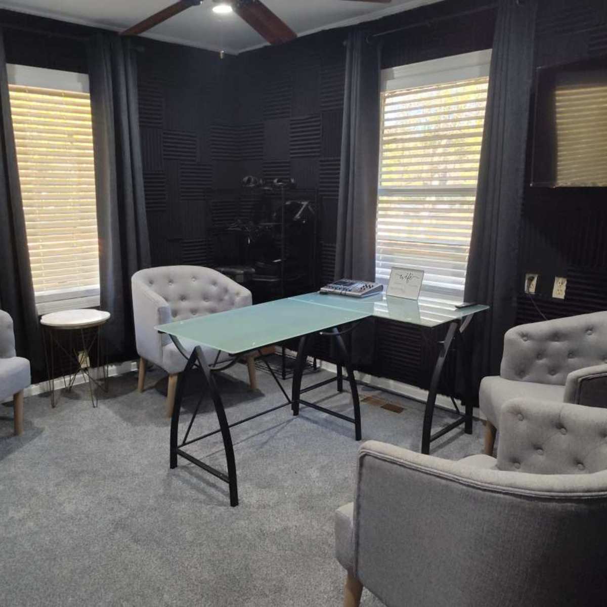 Multi Use office and meeting spaces with a laid back vibe. This space ...