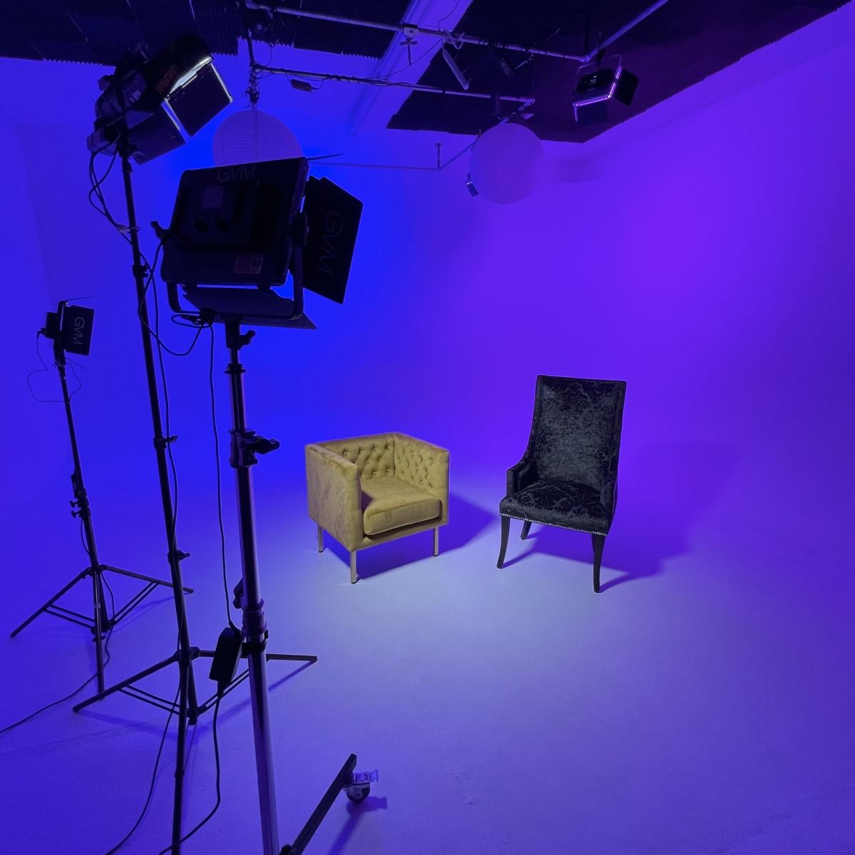 Black and White Studio with Free Lighting | Lounge and Free Private ...