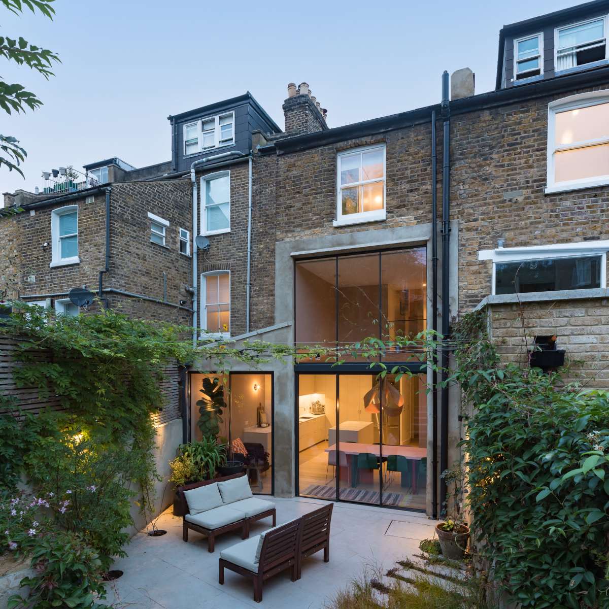 Modern urban home with stylish kitchen/dining area, London | Production ...