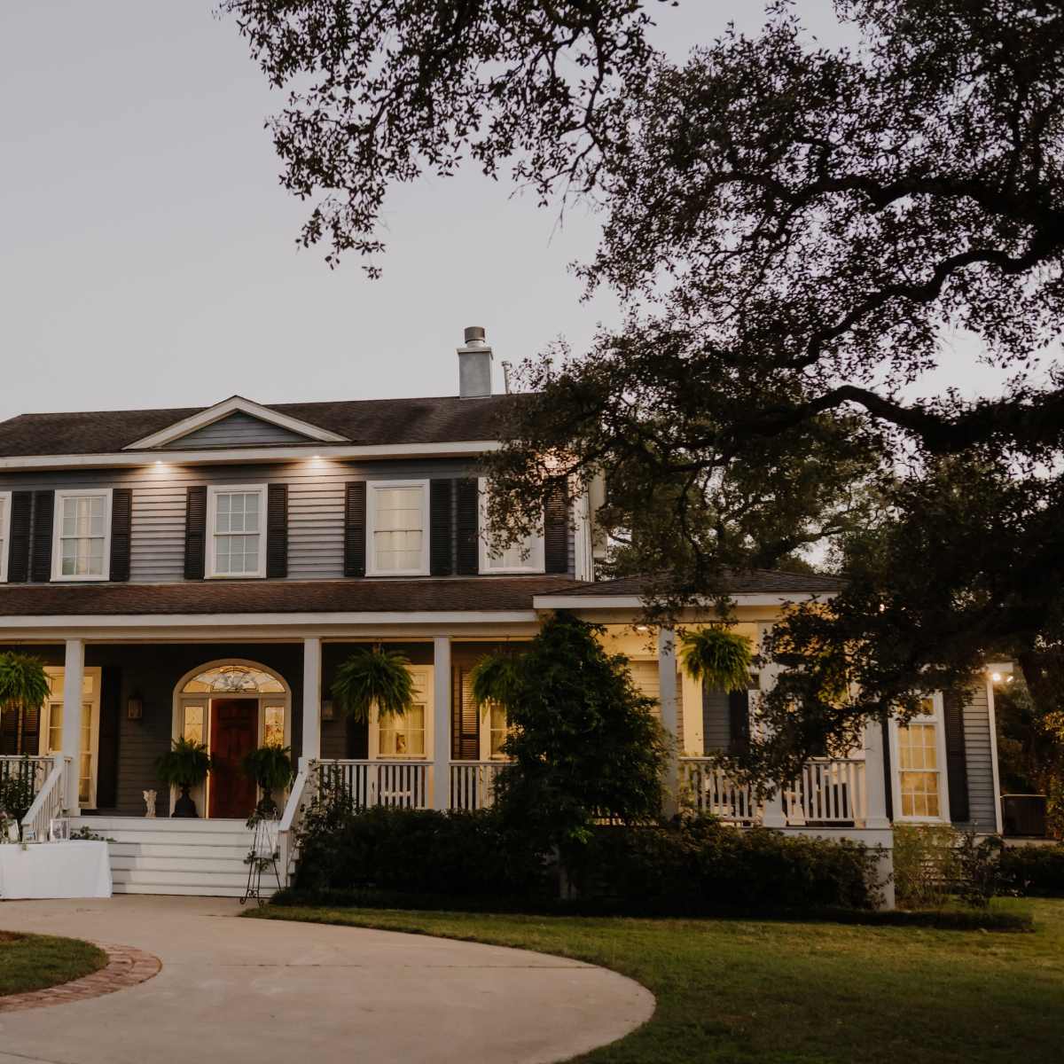 Split Oak Estate- Large live Oaks with several areas for photography ...