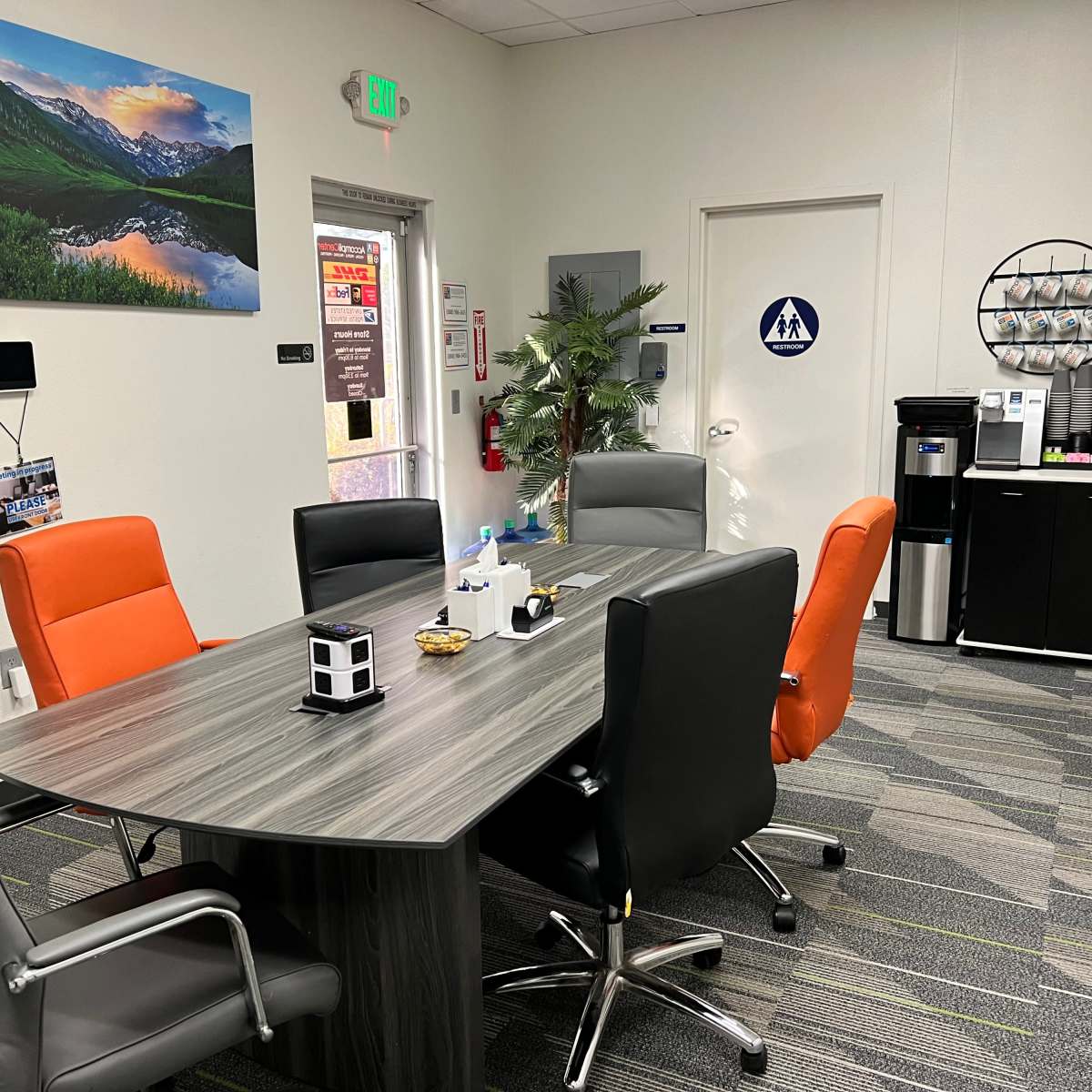 AccompliCenter | Conference Room with Videoconferencing - Space for 10 ...