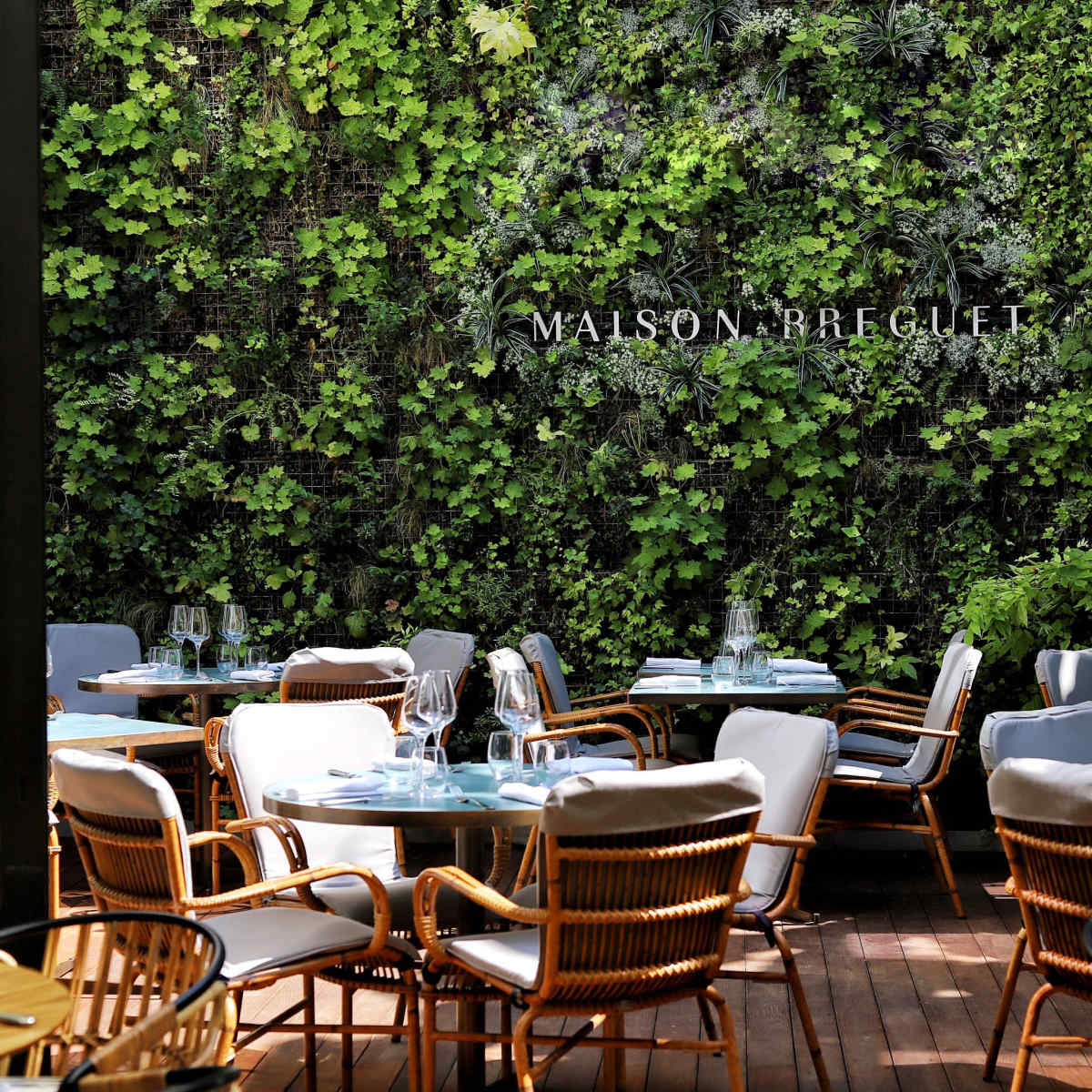 Restaurant et bar au design industriel avec terrasse végétale à deux ...