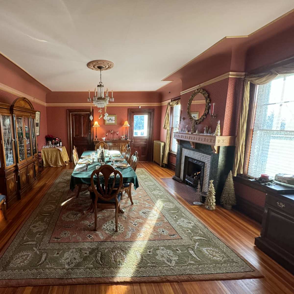 Historic Federal Colonial with wraparound porch in Gas Lamp town of ...