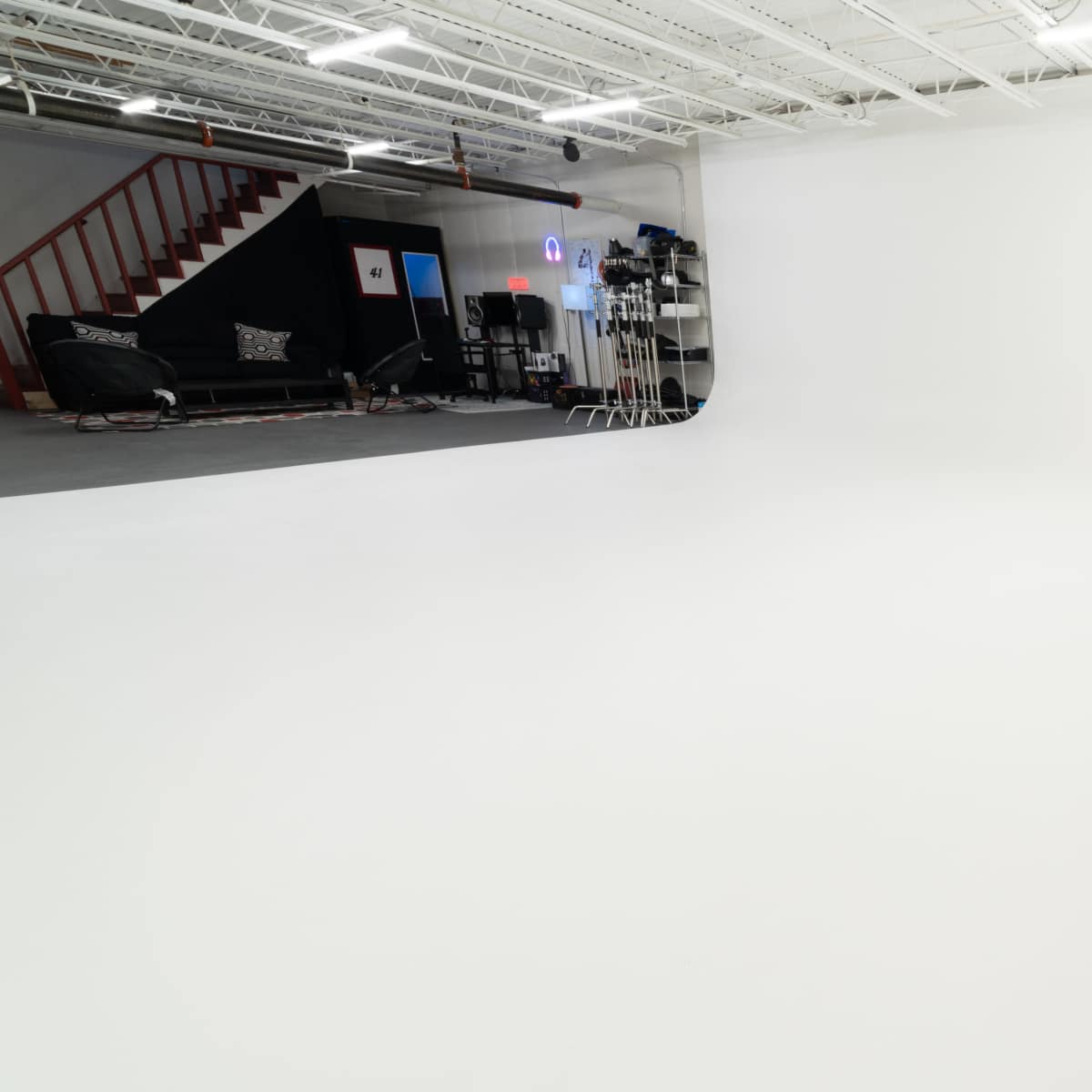 Large Two Floor Studio With Cyc Wall And One Of A Kind Backdrop System ...