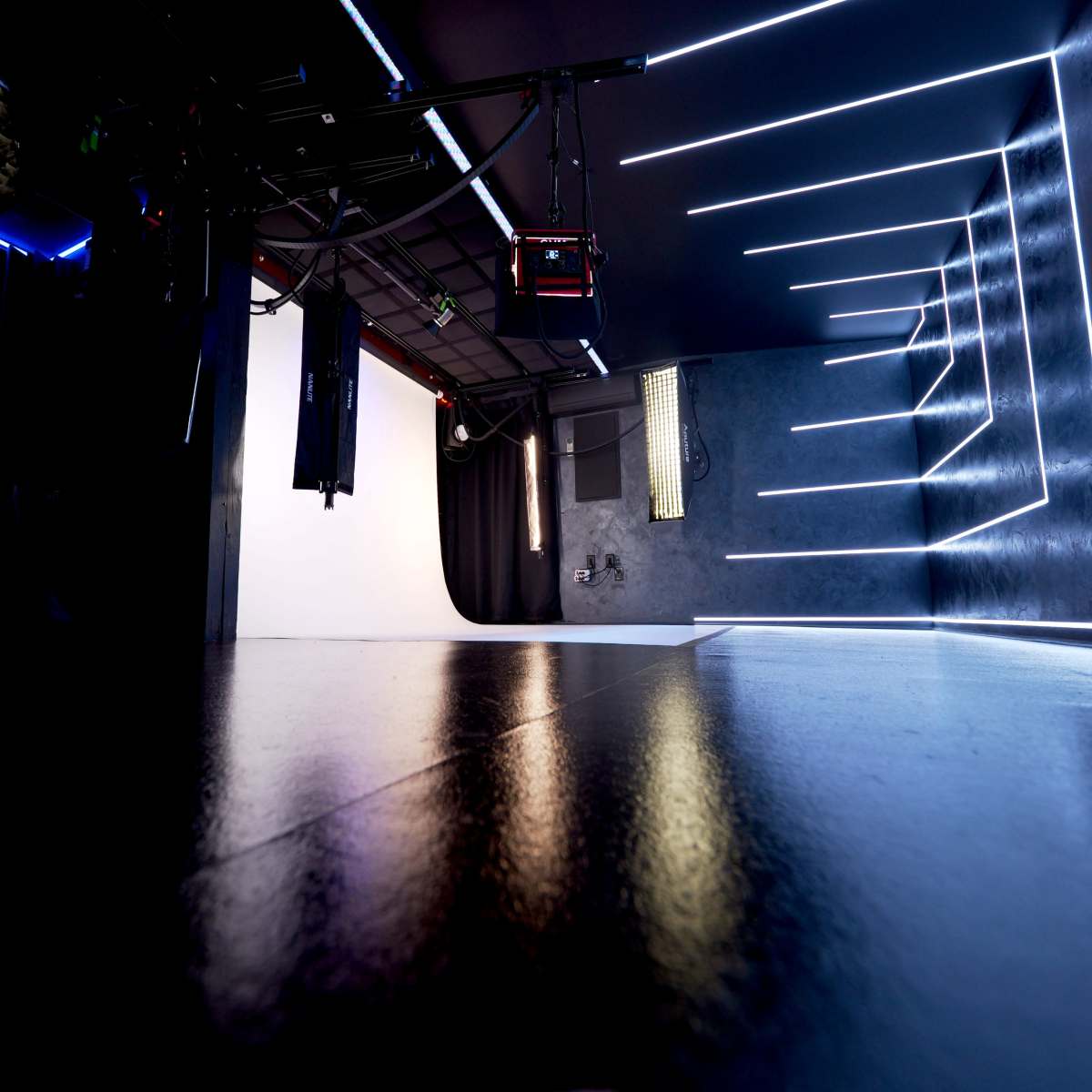 Multi-Cam Full Production House - Photo/Video Studio - Equip. Included ...