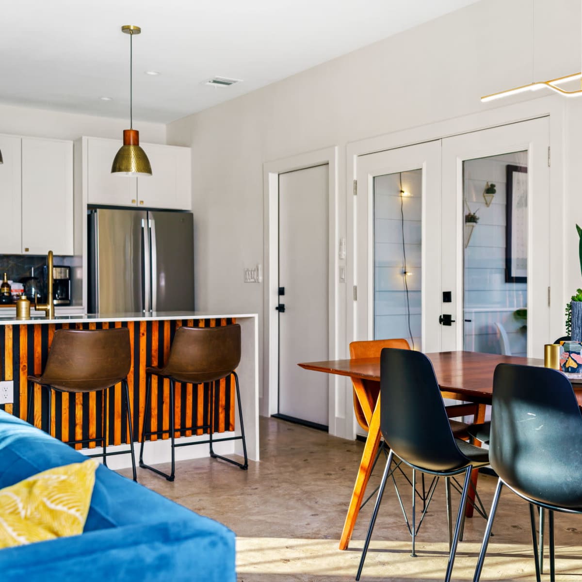 Luxury Mid-Century Modern Artistic Space with Bright Light, Austin, TX ...