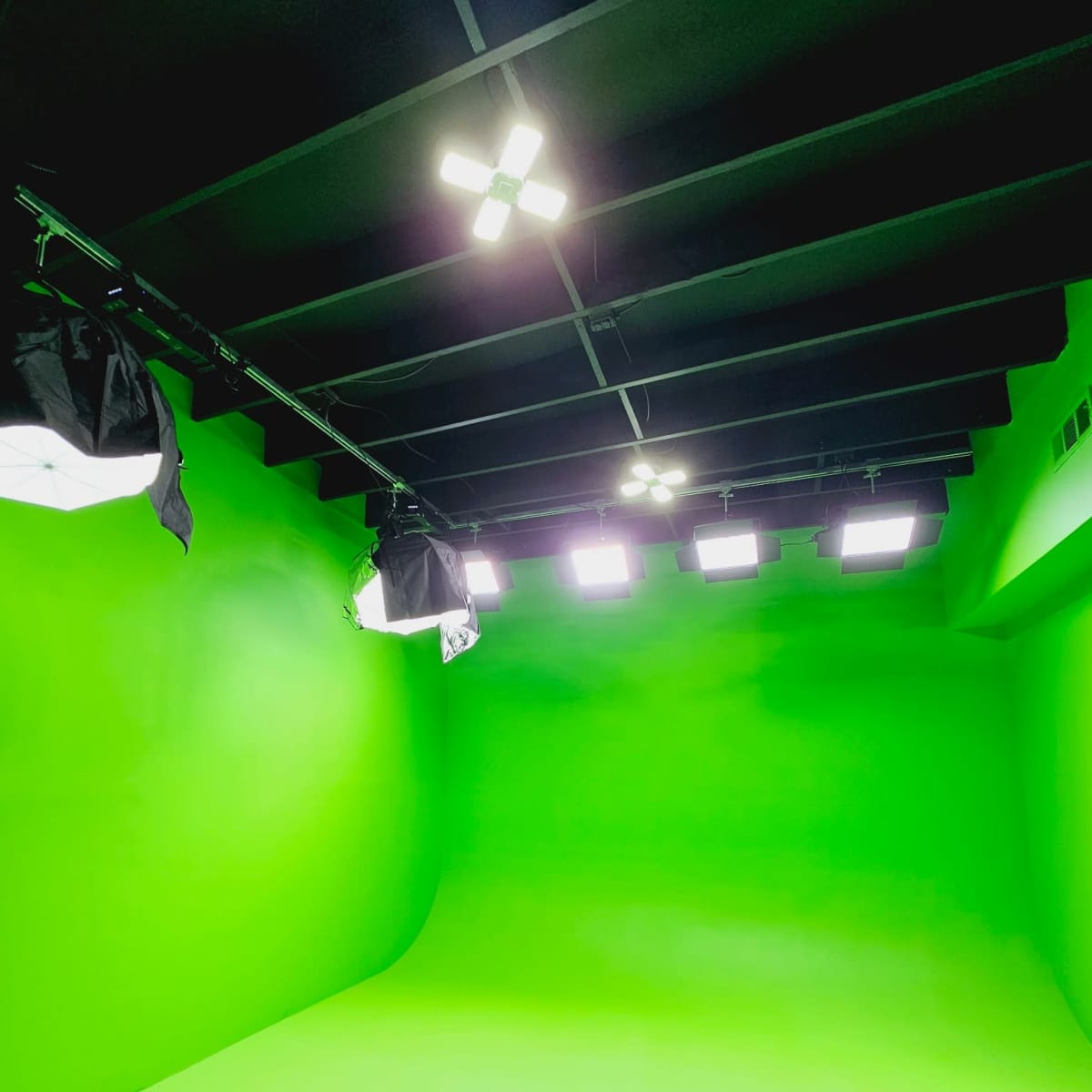 Soundproof Green Screen Production Studio with Cycwall & Nan-lites ...