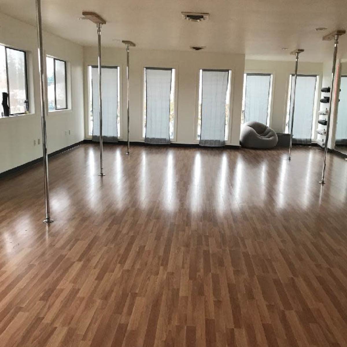 2000SF bright dance space with separate small room, entry and kitchen ...