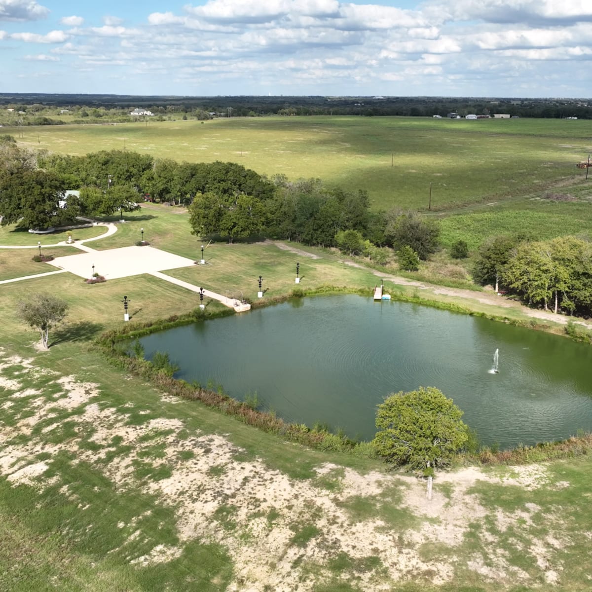 Enchanting gardens just minutes from downtown Lockhart., Lockhart, TX ...