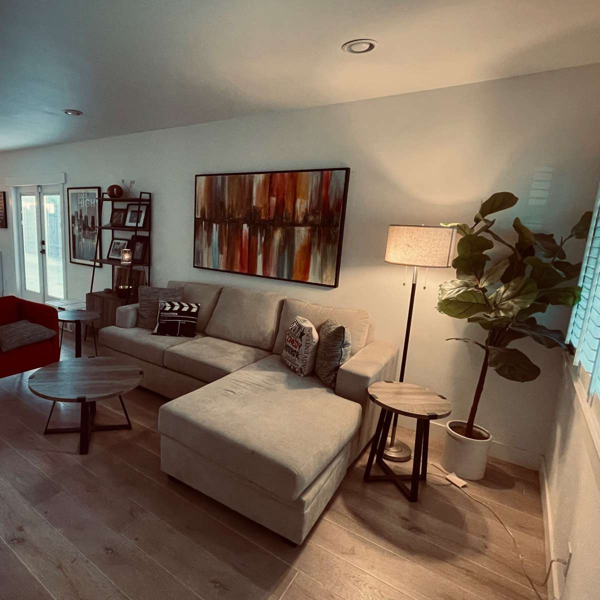 Suburb beautiful clean spacious Home with pool and recording studio ...