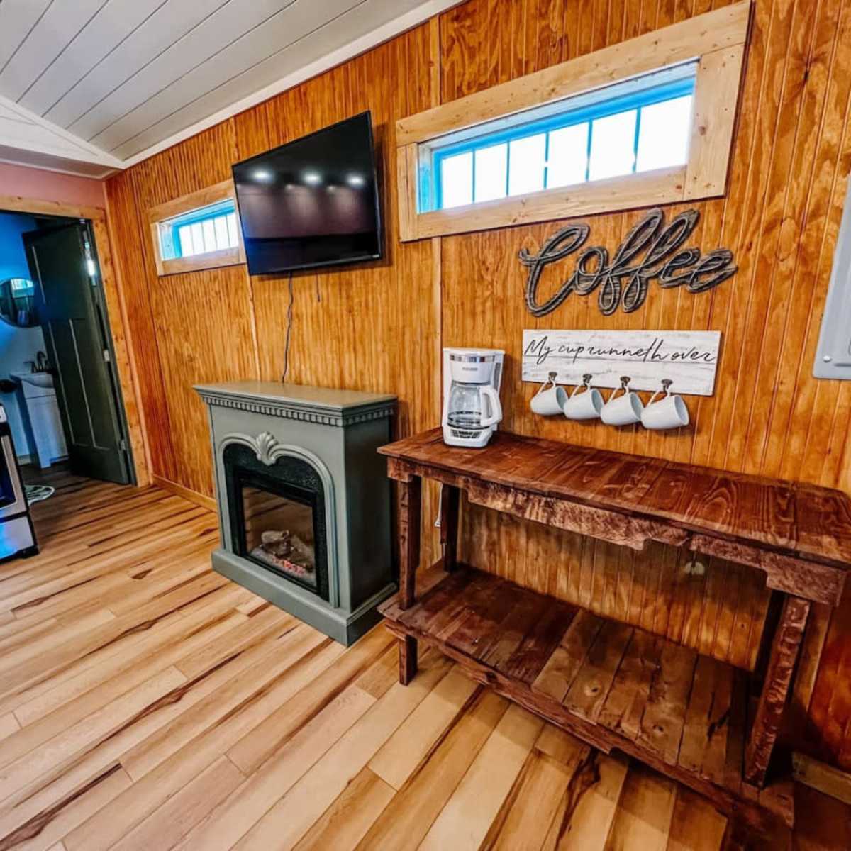 Ruby’s Red Cabin Hot Tub Nature Horses Indy, Indianapolis, IN | Off ...