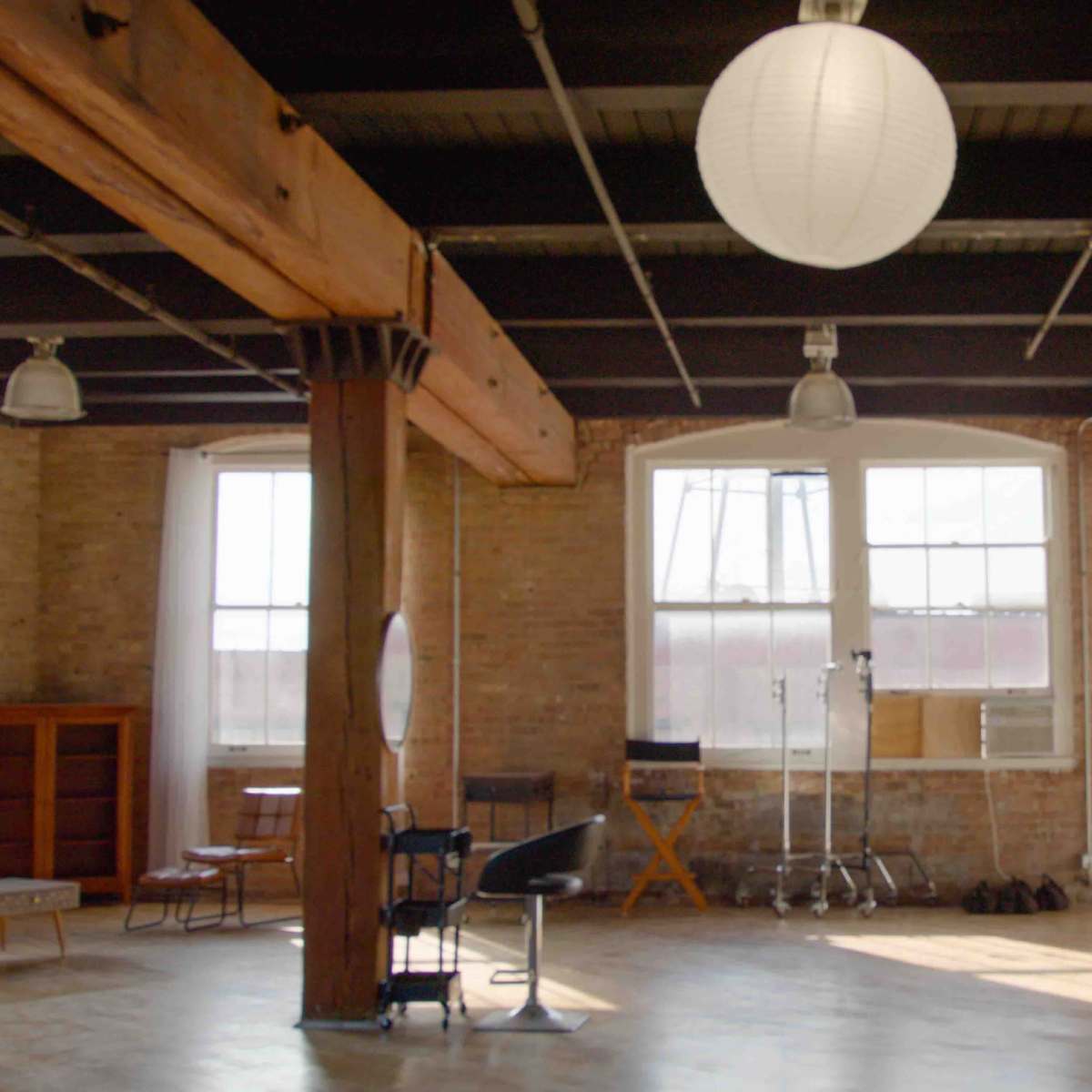 Large open concept chicago loft space with CYC WALL and strong natural ...