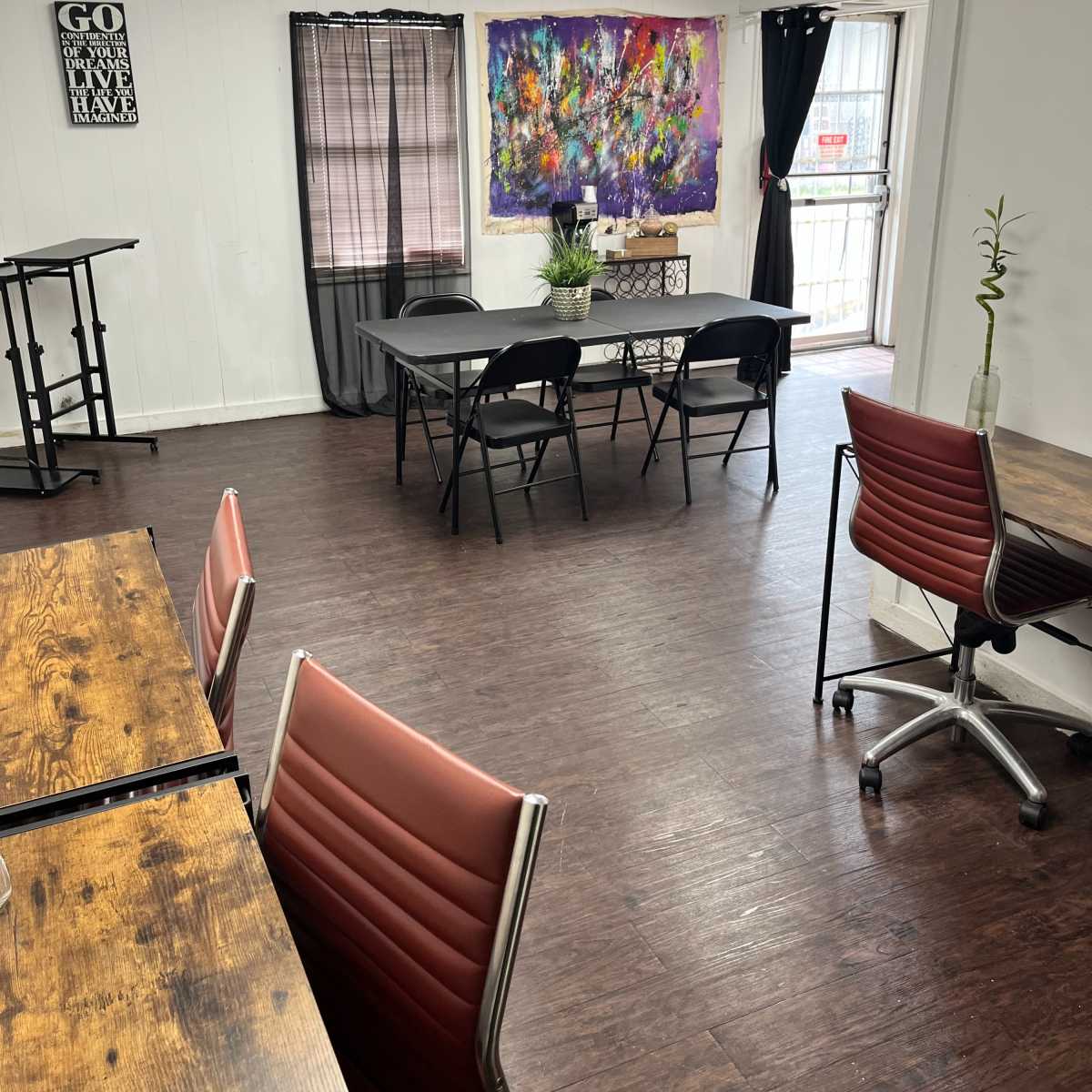 Chic Conference Suite Near IAH, humble, TX | Off-Site | Peerspace