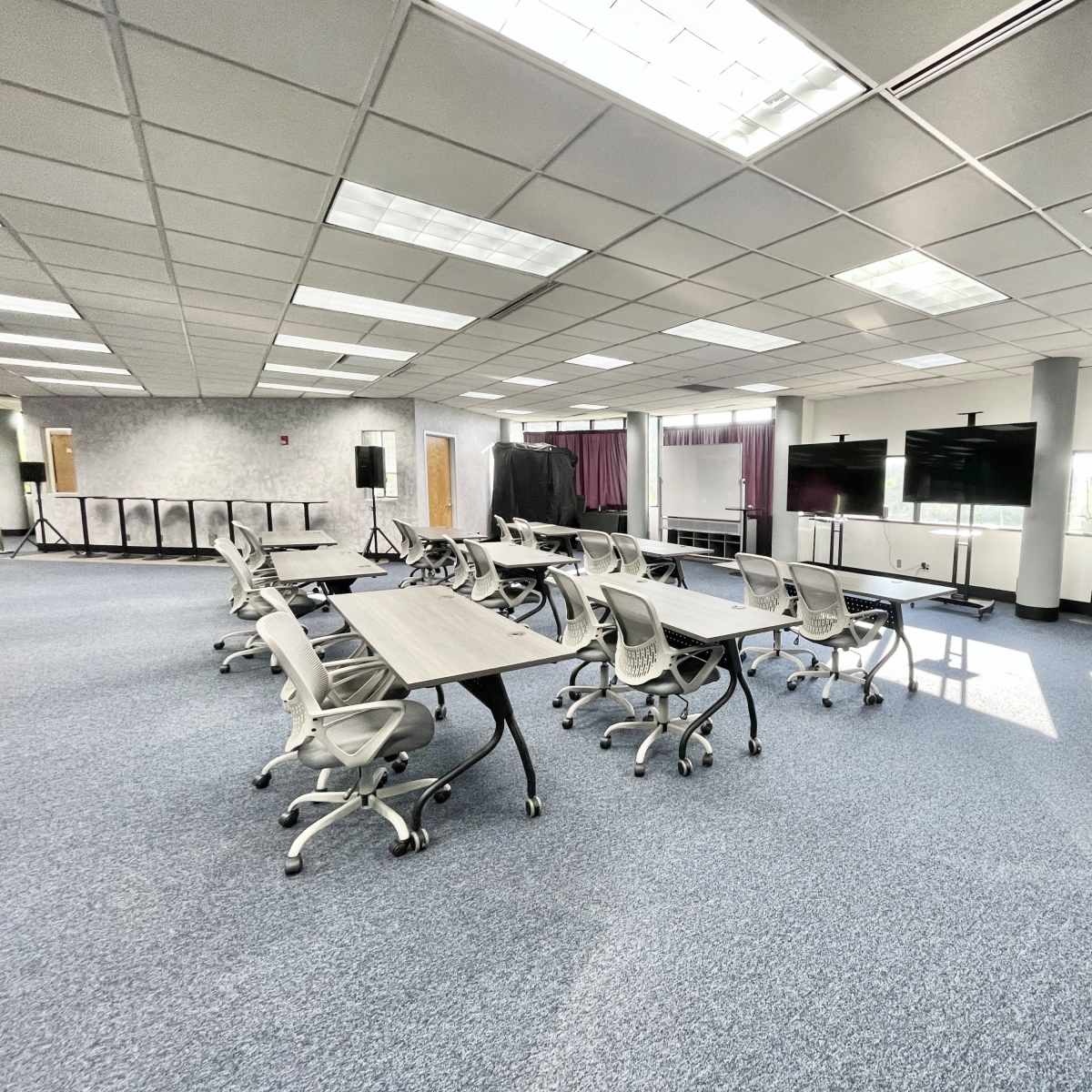 MODERN CONFERENCE ROOM, MEDIA CONFERENCE, MINIMALIST, NEW TABLES ...