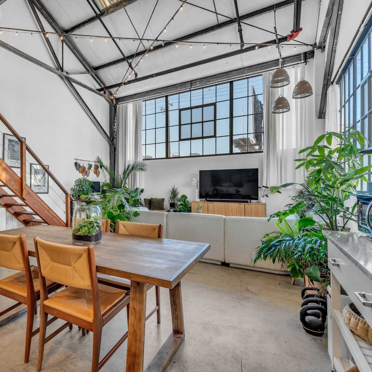 Dogpatch Loft with tons of natural light and thoughtful decor, San ...