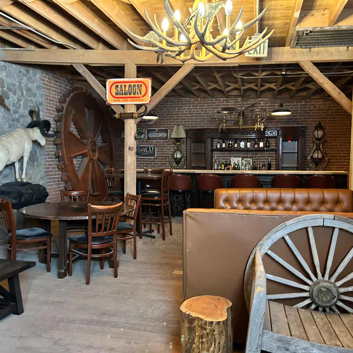 Rustic bar dive bar standing sets, Los angeles, CA | Production | Peerspace