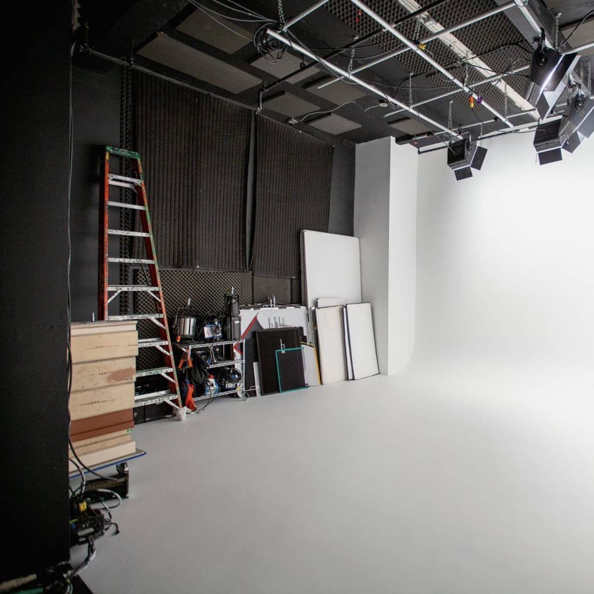 Midtown - White Cyc Stage, New York, NY | Production | Peerspace