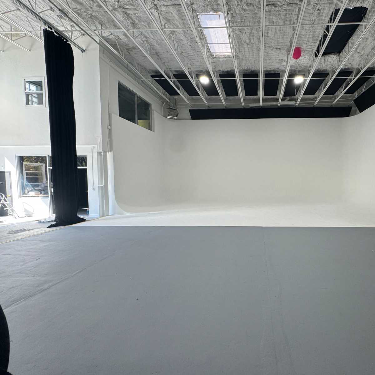 SPACIOUS PRODUCTION STUDIO WITH LARGE CYCLORAMA IN GOWANUS, BROOKLYN ...